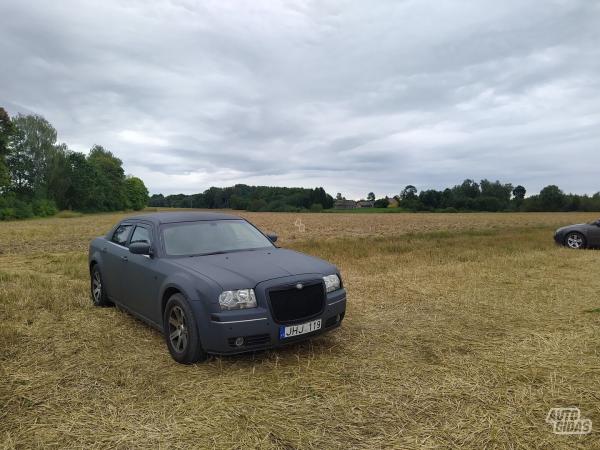 Melns Chrysler 300C 2006 Kretinga, ar dzinēja tilpumu 3.50 L un nobraukumu 45 tūkst. km par 2000 €, foto 1 vietnē AUTOMOTO.COM.LV