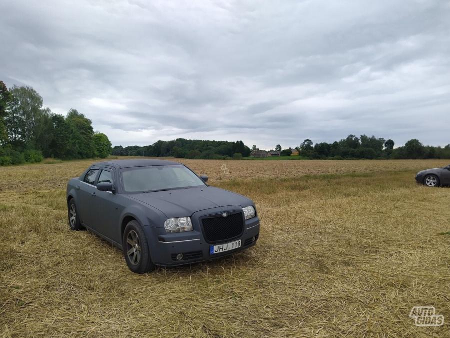 Melns Chrysler 300C 2006 Kretinga, ar dzinēja tilpumu 3.50 L un nobraukumu 45 tūkst. km par 2000 €, foto 1 vietnē AUTOMOTO.COM.LV