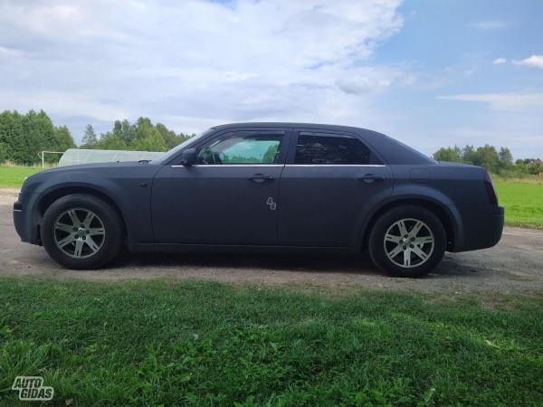 Melns Chrysler 300C 2006 Kretinga, ar dzinēja tilpumu 3.50 L un nobraukumu 45 tūkst. km par 2000 €, foto 2 vietnē AUTOMOTO.COM.LV