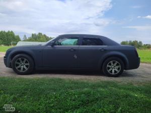Melns Chrysler 300C 2006 Kretinga, ar dzinēja tilpumu 3.50 L un nobraukumu 45 tūkst. km par 2000 €, foto 2 vietnē AUTOMOTO.COM.LV