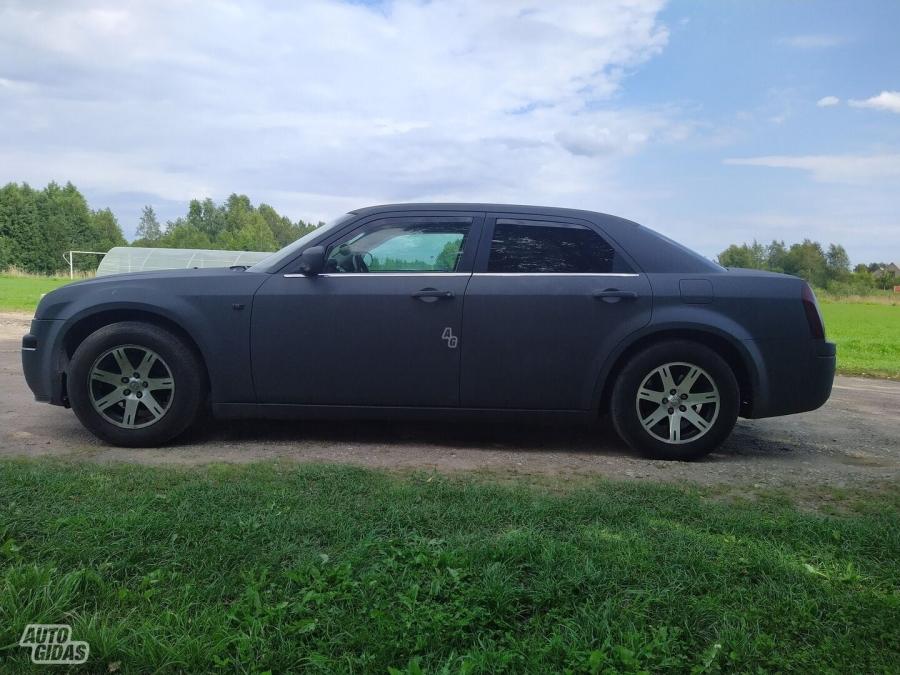 Melns Chrysler 300C 2006 Kretinga, ar dzinēja tilpumu 3.50 L un nobraukumu 45 tūkst. km par 2000 €, foto 2 vietnē AUTOMOTO.COM.LV