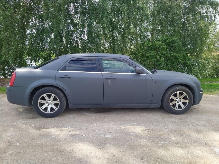 Melns Chrysler 300C 2006 Kretinga, ar dzinēja tilpumu 3.50 L un nobraukumu 45 tūkst. km par 2000 €, foto 3 vietnē AUTOMOTO.COM.LV