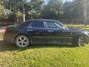 Black Chrysler 300C 2006 in Riga, with an engine capacity of 3.00 L and mileage of 316 thousand km for 1500 €, photo  on AUTOMOTO.COM.LV