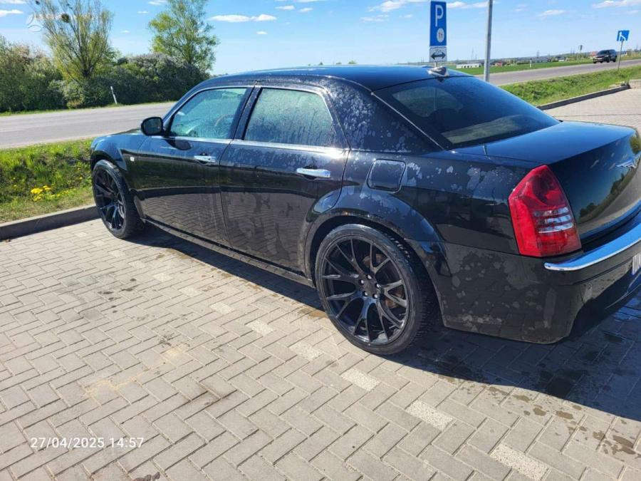 Черный Крайслер 300C 2006 в Алитус, объемом двигателя 3.00 л и пробегом 350 тыс. км за 2000 €, фото 4 на AUTOMOTO.COM.LV