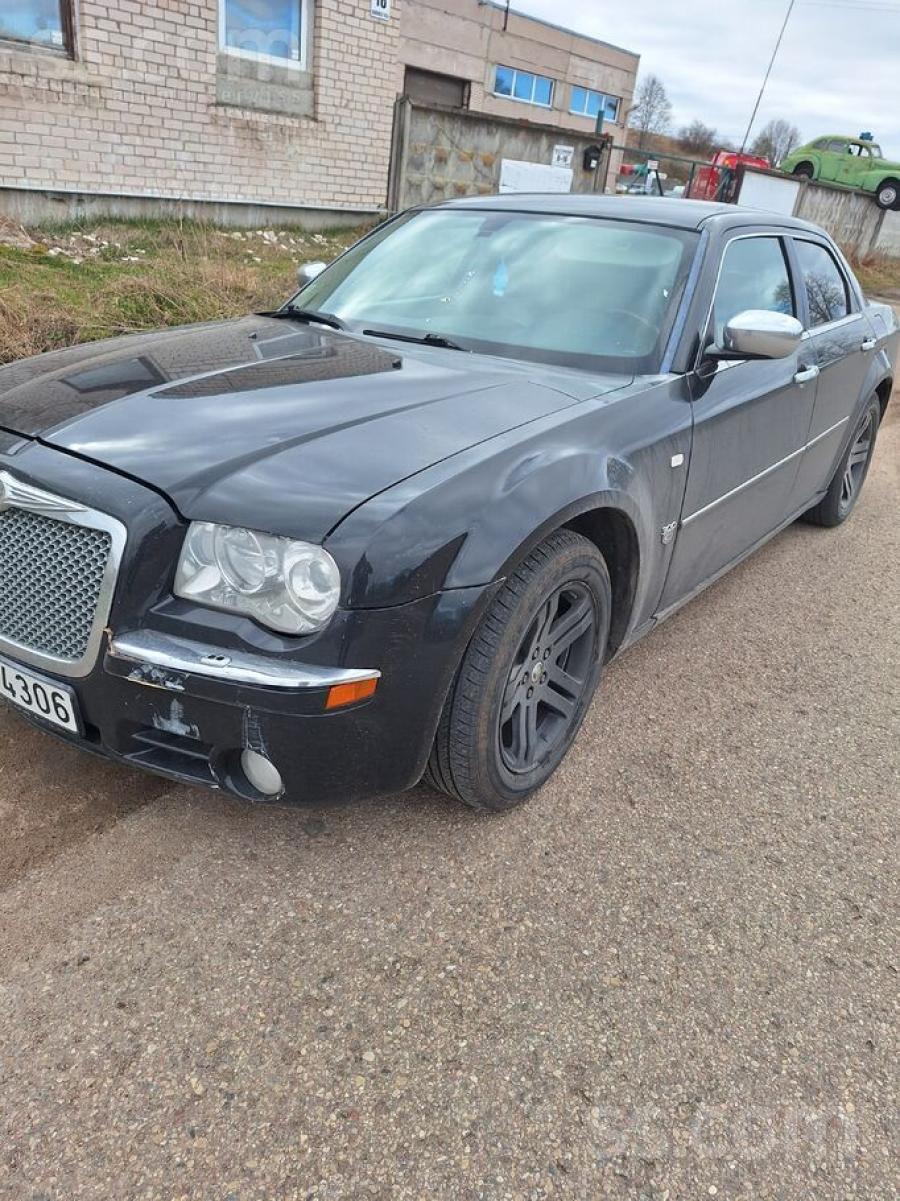 Melns Chrysler 300C 2007 Daugavpils, ar dzinēja tilpumu 3.50 L un nobraukumu 347 tūkst. km par 1900 €, foto 1 vietnē AUTOMOTO.COM.LV