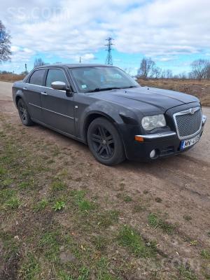 Melns Chrysler 300C 2007 Daugavpils, ar dzinēja tilpumu 3.50 L un nobraukumu 347 tūkst. km par 1900 €, foto 2 vietnē AUTOMOTO.COM.LV