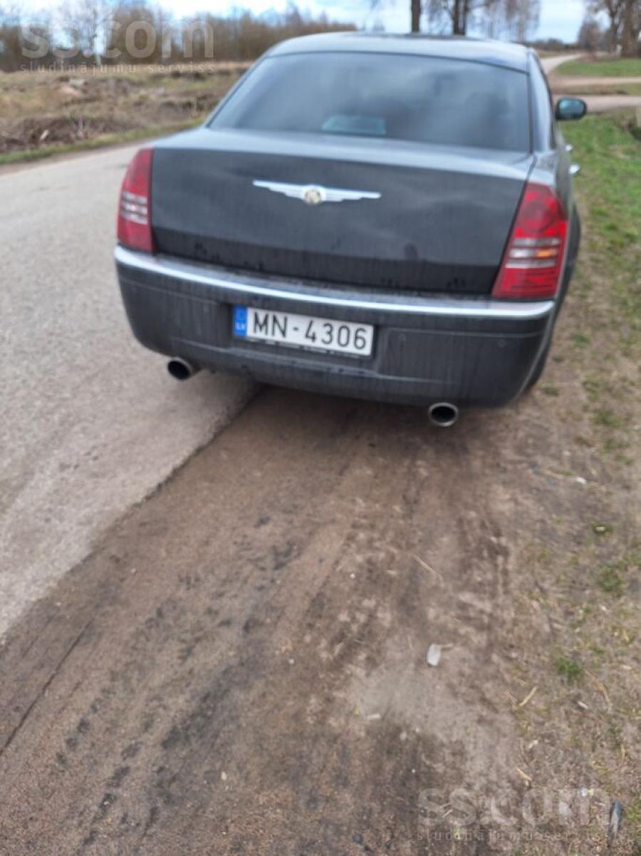 Melns Chrysler 300C 2007 Daugavpils, ar dzinēja tilpumu 3.50 L un nobraukumu 347 tūkst. km par 1900 €, foto 3 vietnē AUTOMOTO.COM.LV