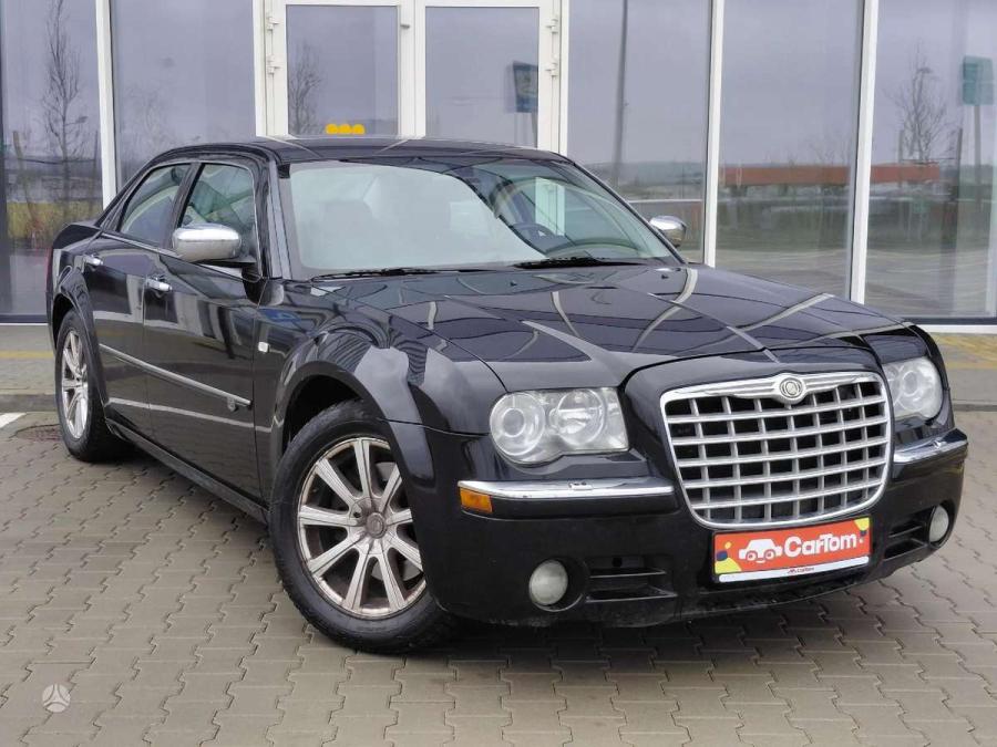 Melns Chrysler 300C 2007 Viļņa, ar dzinēja tilpumu 5.65 L un nobraukumu 146 tūkst. km par 3000 €, foto 1 vietnē AUTOMOTO.COM.LV