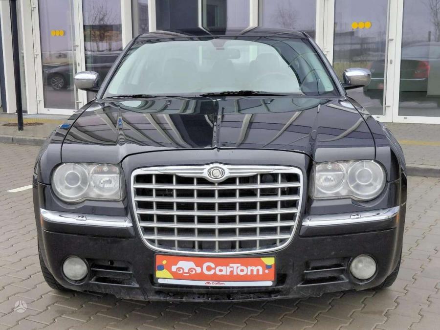 Melns Chrysler 300C 2007 Viļņa, ar dzinēja tilpumu 5.65 L un nobraukumu 146 tūkst. km par 3000 €, foto 2 vietnē AUTOMOTO.COM.LV