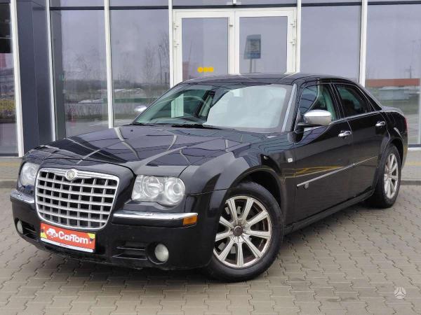 Melns Chrysler 300C 2007 Viļņa, ar dzinēja tilpumu 5.65 L un nobraukumu 146 tūkst. km par 3000 €, foto 3 vietnē AUTOMOTO.COM.LV