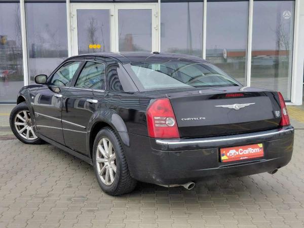 Melns Chrysler 300C 2007 Viļņa, ar dzinēja tilpumu 5.65 L un nobraukumu 146 tūkst. km par 3000 €, foto 4 vietnē AUTOMOTO.COM.LV
