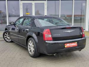 Melns Chrysler 300C 2007 Viļņa, ar dzinēja tilpumu 5.65 L un nobraukumu 146 tūkst. km par 3000 €, foto 4 vietnē AUTOMOTO.COM.LV