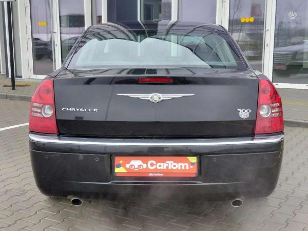 Melns Chrysler 300C 2007 Viļņa, ar dzinēja tilpumu 5.65 L un nobraukumu 146 tūkst. km par 3000 €, foto 5 vietnē AUTOMOTO.COM.LV