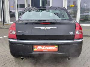 Melns Chrysler 300C 2007 Viļņa, ar dzinēja tilpumu 5.65 L un nobraukumu 146 tūkst. km par 3000 €, foto 5 vietnē AUTOMOTO.COM.LV