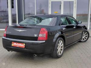Melns Chrysler 300C 2007 Viļņa, ar dzinēja tilpumu 5.65 L un nobraukumu 146 tūkst. km par 3000 €, foto 6 vietnē AUTOMOTO.COM.LV