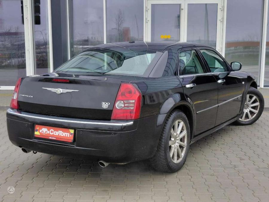 Melns Chrysler 300C 2007 Viļņa, ar dzinēja tilpumu 5.65 L un nobraukumu 146 tūkst. km par 3000 €, foto 6 vietnē AUTOMOTO.COM.LV