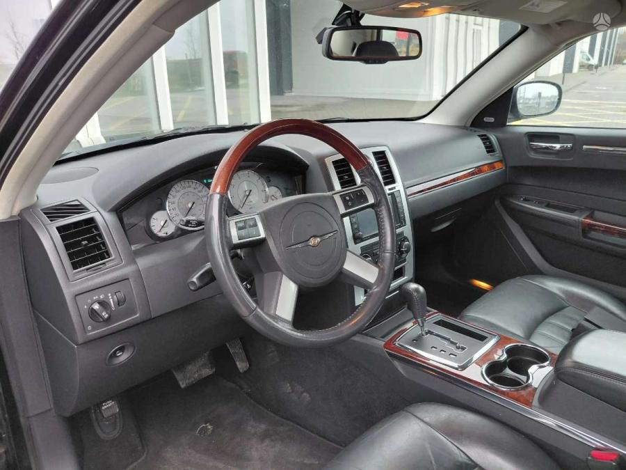 Melns Chrysler 300C 2007 Viļņa, ar dzinēja tilpumu 5.65 L un nobraukumu 146 tūkst. km par 3000 €, foto 7 vietnē AUTOMOTO.COM.LV