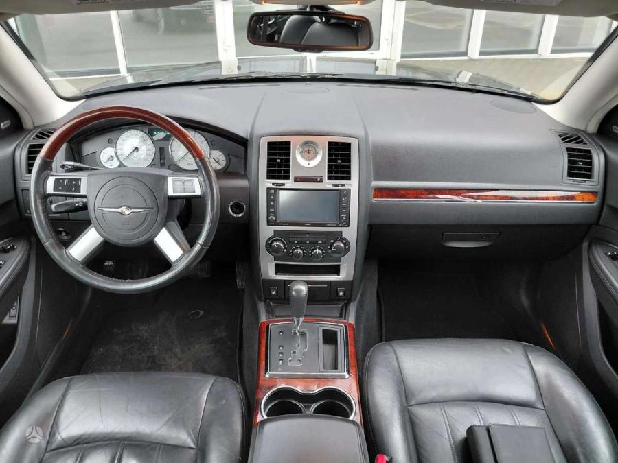 Melns Chrysler 300C 2007 Viļņa, ar dzinēja tilpumu 5.65 L un nobraukumu 146 tūkst. km par 3000 €, foto 11 vietnē AUTOMOTO.COM.LV