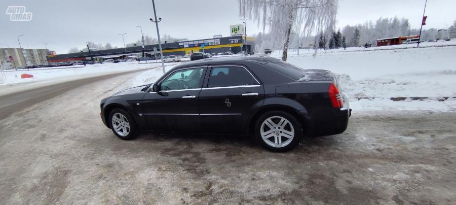 Black Chrysler 300C 2007 in Kaisiadorys, with an engine capacity of 3.00 L and mileage of 280 thousand km for 3700 €, photo 7 on AUTOMOTO.COM.LV