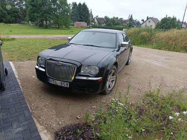 Melns Chrysler 300C 2007 Panevēža, ar dzinēja tilpumu 2.99 L un nobraukumu 367 tūkst. km par 2800 €, foto 10 vietnē AUTOMOTO.COM.LV