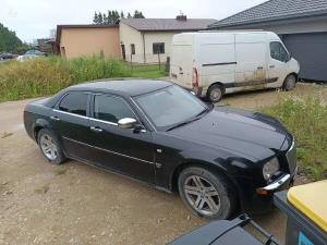 Black Chrysler 300C 2007 in Panevezys, with an engine capacity of 2.99 L and mileage of 367 thousand km for 2800 €, photo 11 on AUTOMOTO.COM.LV