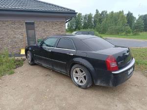 Black Chrysler 300C 2007 in Panevezys, with an engine capacity of 2.99 L and mileage of 367 thousand km for 2800 €, photo 12 on AUTOMOTO.COM.LV