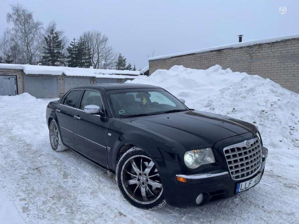 Melns Chrysler 300C 2007 Viļņa, ar dzinēja tilpumu 2.74 L un nobraukumu 354 tūkst. km par 1900 €, foto 1 vietnē AUTOMOTO.COM.LV