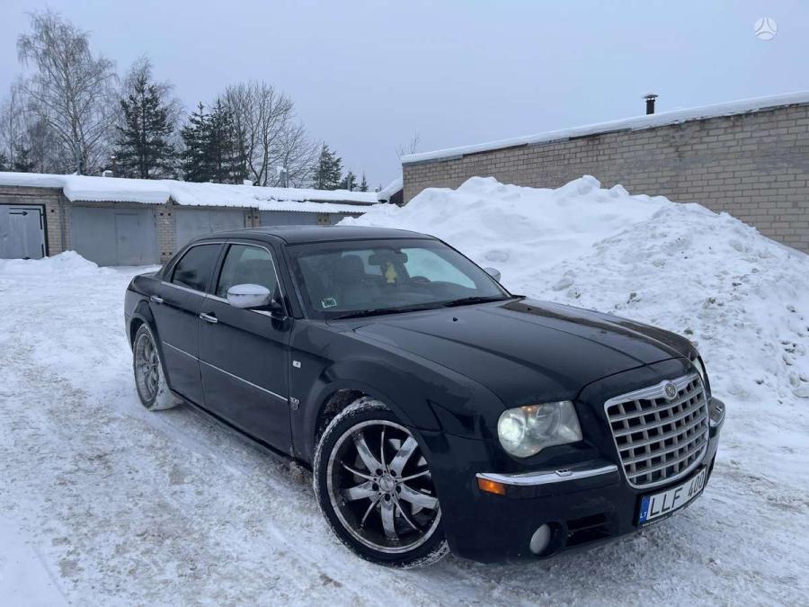 Black Chrysler 300C 2007 in Vilnius, with an engine capacity of 2.74 L and mileage of 354 thousand km for 1900 €, photo 1 on AUTOMOTO.COM.LV
