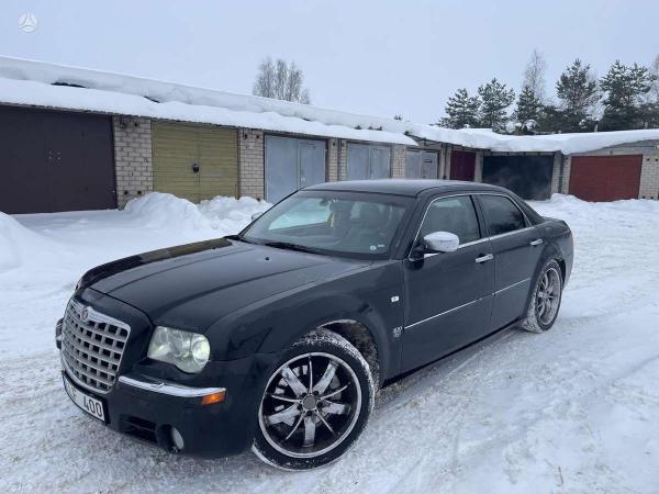 Melns Chrysler 300C 2007 Viļņa, ar dzinēja tilpumu 2.74 L un nobraukumu 354 tūkst. km par 1900 €, foto 2 vietnē AUTOMOTO.COM.LV