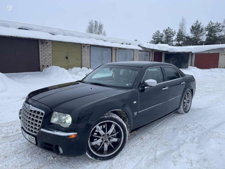 Black Chrysler 300C 2007 in Vilnius, with an engine capacity of 2.74 L and mileage of 354 thousand km for 1900 €, photo 2 on AUTOMOTO.COM.LV