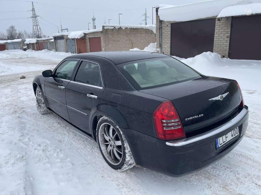 Black Chrysler 300C 2007 in Vilnius, with an engine capacity of 2.74 L and mileage of 354 thousand km for 1900 €, photo 4 on AUTOMOTO.COM.LV