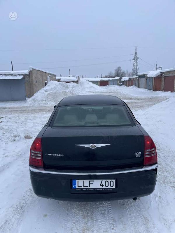 Melns Chrysler 300C 2007 Viļņa, ar dzinēja tilpumu 2.74 L un nobraukumu 354 tūkst. km par 1900 €, foto 5 vietnē AUTOMOTO.COM.LV