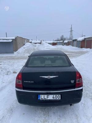 Black Chrysler 300C 2007 in Vilnius, with an engine capacity of 2.74 L and mileage of 354 thousand km for 1900 €, photo 5 on AUTOMOTO.COM.LV