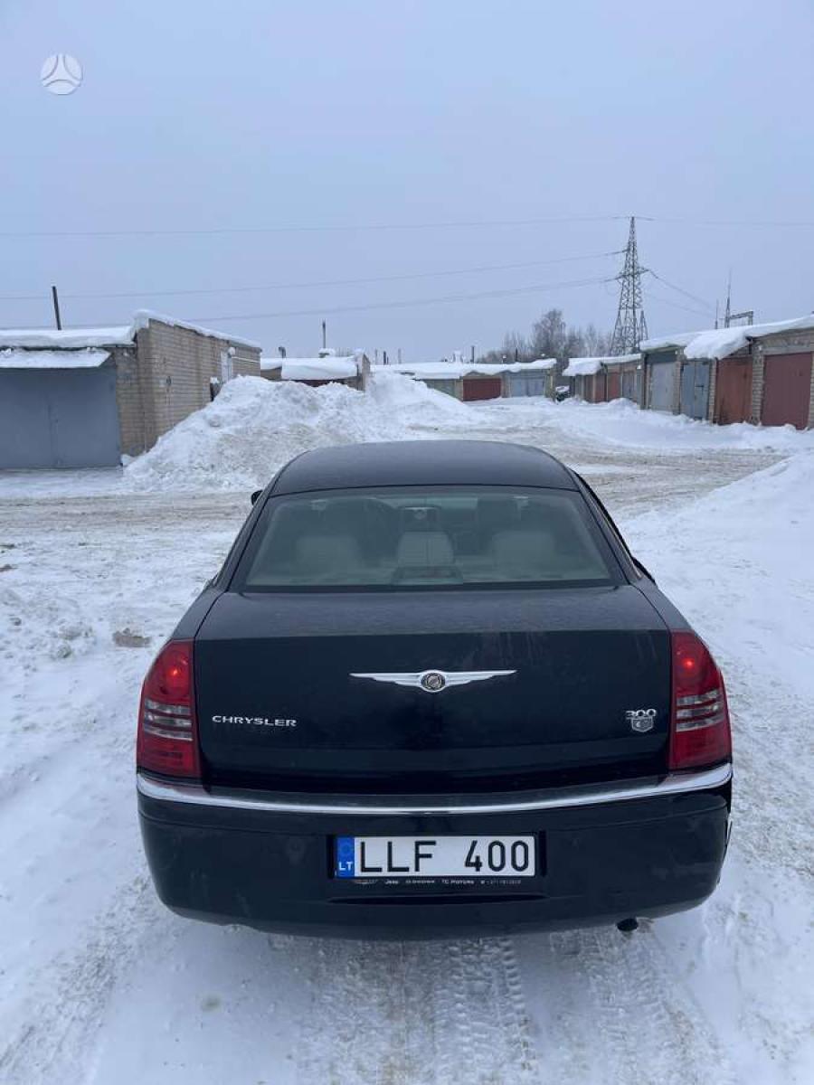 Black Chrysler 300C 2007 in Vilnius, with an engine capacity of 2.74 L and mileage of 354 thousand km for 1900 €, photo 5 on AUTOMOTO.COM.LV