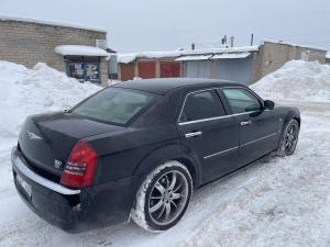 Black Chrysler 300C 2007 in Vilnius, with an engine capacity of 2.74 L and mileage of 354 thousand km for 1900 €, photo 6 on AUTOMOTO.COM.LV
