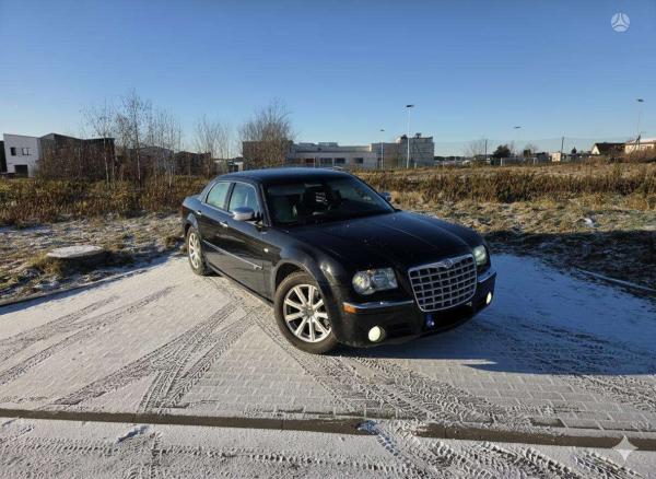 Melns Chrysler 300C 2007 Viļņa, ar dzinēja tilpumu 5.65 L un nobraukumu 147 tūkst. km par 5700 €, foto 1 vietnē AUTOMOTO.COM.LV