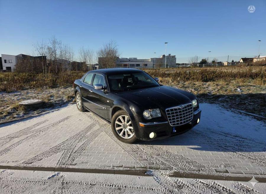 Black Chrysler 300C 2007 in Vilnius, with an engine capacity of 5.65 L and mileage of 147 thousand km for 5700 €, photo 1 on AUTOMOTO.COM.LV