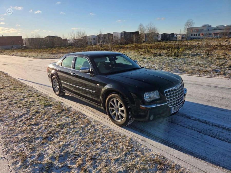 Black Chrysler 300C 2007 in Vilnius, with an engine capacity of 5.65 L and mileage of 147 thousand km for 5700 €, photo 4 on AUTOMOTO.COM.LV