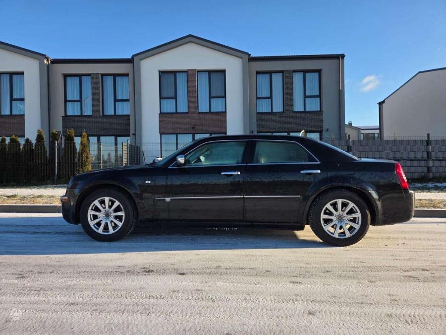 Black Chrysler 300C 2007 in Vilnius, with an engine capacity of 5.65 L and mileage of 147 thousand km for 5700 €, photo 6 on AUTOMOTO.COM.LV