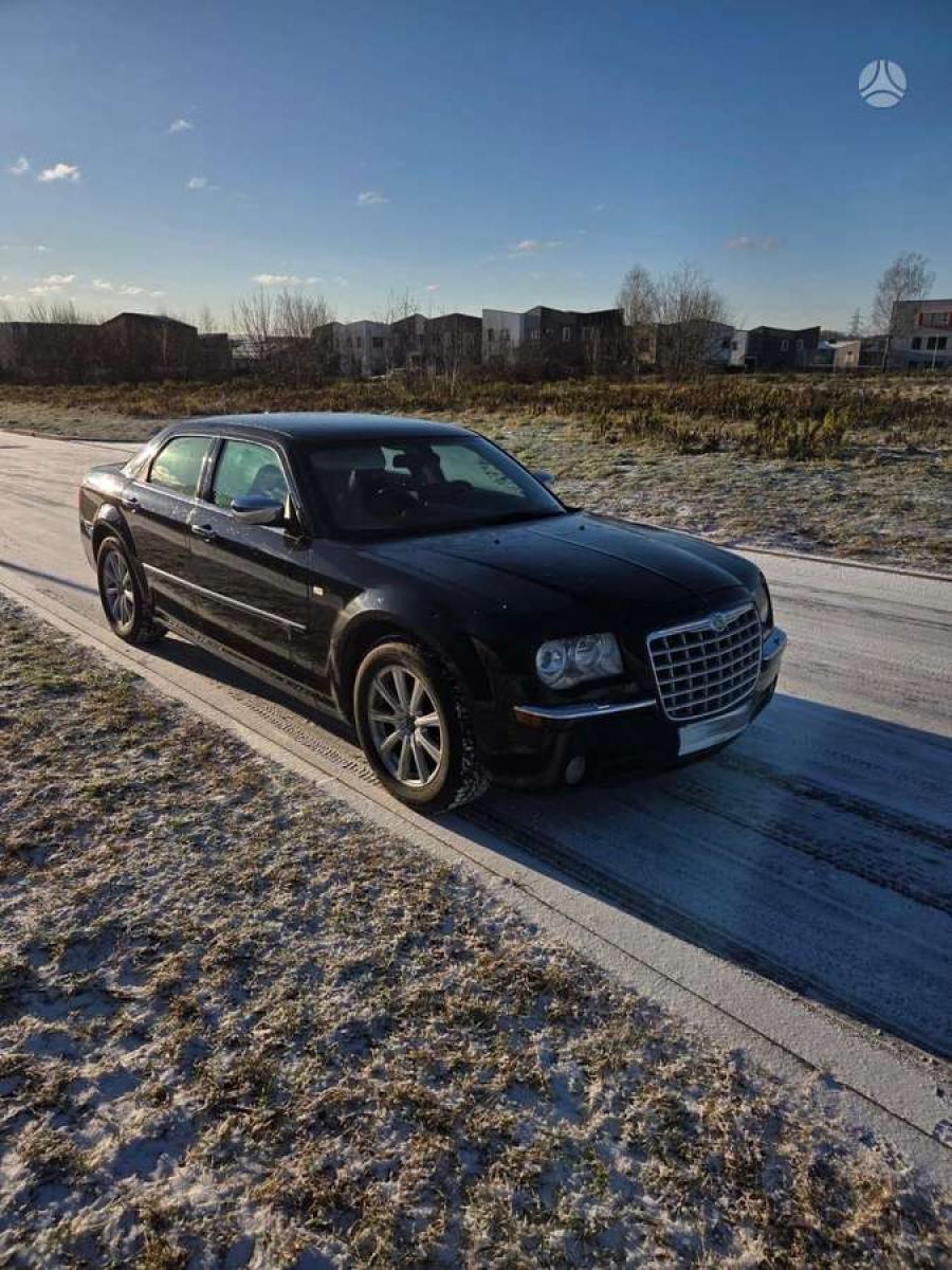 Black Chrysler 300C 2007 in Vilnius, with an engine capacity of 5.65 L and mileage of 147 thousand km for 5700 €, photo 7 on AUTOMOTO.COM.LV