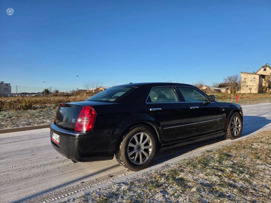 Black Chrysler 300C 2007 in Vilnius, with an engine capacity of 5.65 L and mileage of 147 thousand km for 5700 €, photo 8 on AUTOMOTO.COM.LV