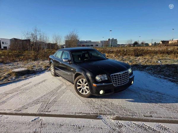 Melns Chrysler 300C 2007 Viļņa, ar dzinēja tilpumu 5.65 L un nobraukumu 147 tūkst. km par 5700 €, foto 9 vietnē AUTOMOTO.COM.LV