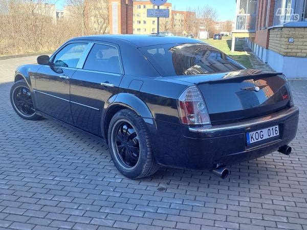 Melns Chrysler 300C 2007 Klaipėda, ar dzinēja tilpumu 3.00 L un nobraukumu 320 tūkst. km par 2500 €, foto 3 vietnē AUTOMOTO.COM.LV