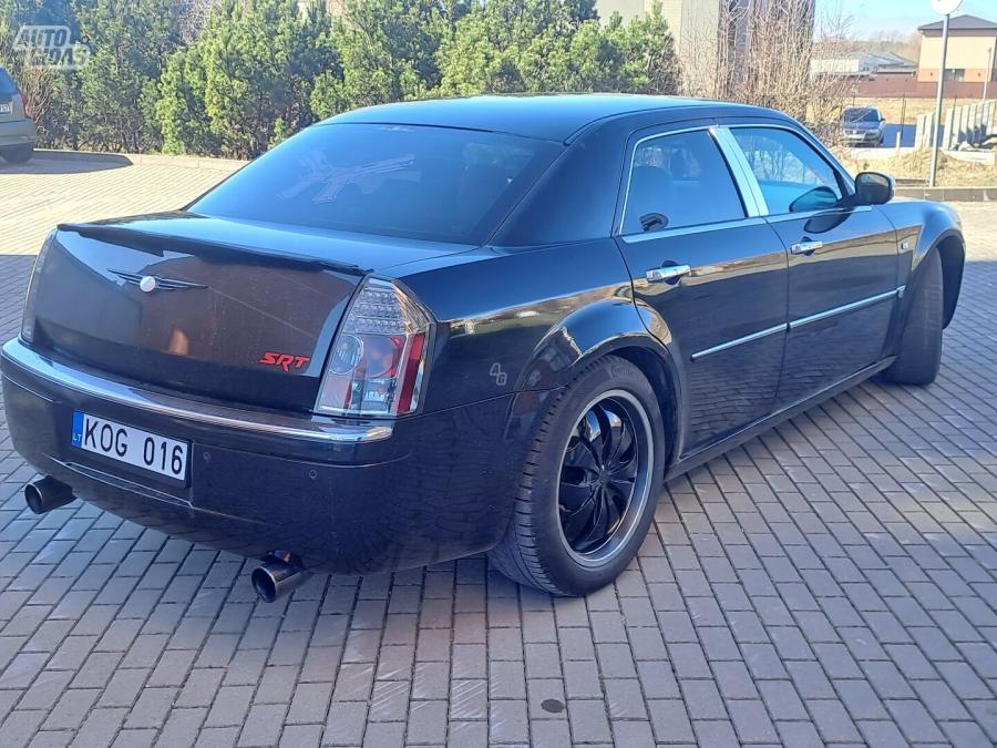 Melns Chrysler 300C 2007 Klaipėda, ar dzinēja tilpumu 3.00 L un nobraukumu 320 tūkst. km par 2500 €, foto 5 vietnē AUTOMOTO.COM.LV