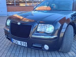 Melns Chrysler 300C 2007 Klaipėda, ar dzinēja tilpumu 3.00 L un nobraukumu 320 tūkst. km par 2500 €, foto 6 vietnē AUTOMOTO.COM.LV