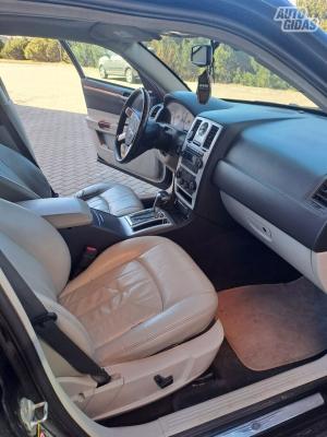 Melns Chrysler 300C 2007 Klaipėda, ar dzinēja tilpumu 3.00 L un nobraukumu 320 tūkst. km par 2500 €, foto 10 vietnē AUTOMOTO.COM.LV
