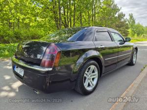 Black Chrysler 300C 2007 in Tallinn, with an engine capacity of 3.00 L and mileage of 236 thousand km for 2999 €, photo 6 on AUTOMOTO.COM.LV