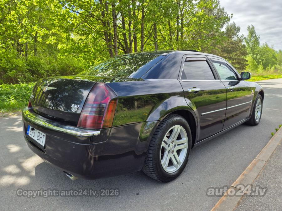 Black Chrysler 300C 2007 in Tallinn, with an engine capacity of 3.00 L and mileage of 236 thousand km for 2999 €, photo 6 on AUTOMOTO.COM.LV