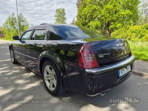 Black Chrysler 300C 2007 in Tallinn, with an engine capacity of 3.00 L and mileage of 236 thousand km for 2999 €, photo 7 on AUTOMOTO.COM.LV