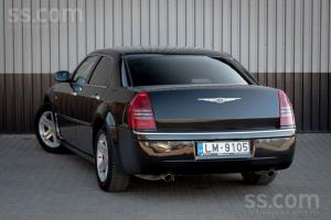 Melns Chrysler 300C 2007 Talsi, ar dzinēja tilpumu 3.00 L un nobraukumu 303 tūkst. km par 3990 €, foto 5 vietnē AUTOMOTO.COM.LV